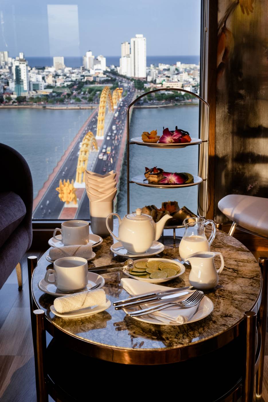 Ưu đãi ẩm thực - Tiệc trà chiều tại Top View Bar Đà NẵngKhách sạn ...